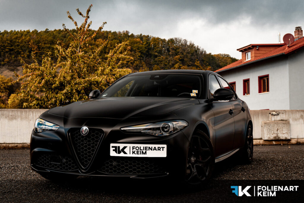 Alfa Romeo Giulia – All Black Wrap – Folienart Keim