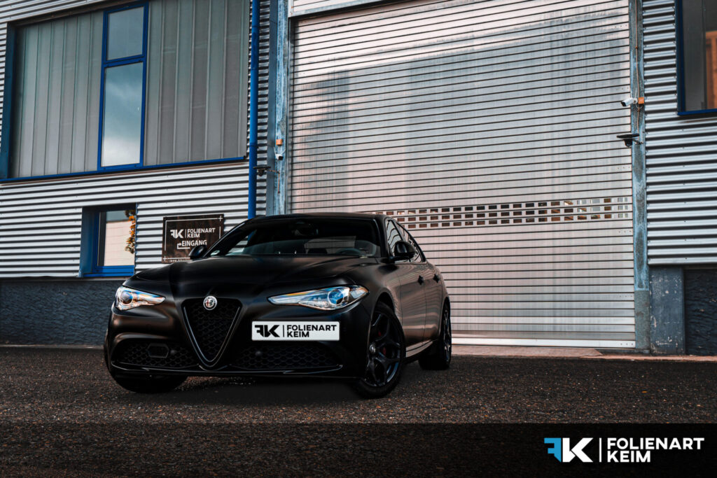 Alfa Romeo Giulia – All Black Wrap – Folienart Keim